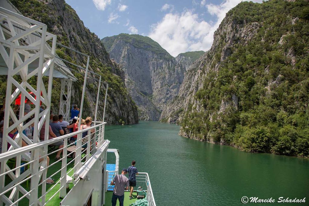 Roadtrip Albanien - Mit der Fähre über den Komanstausee
